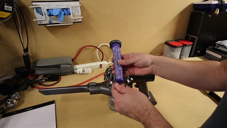 Why Is My Dyson Pulsing? Tips For Resolving This Issue - House Vacuum ...